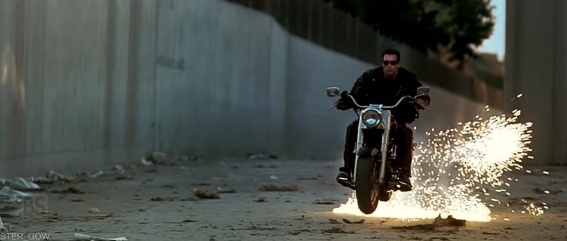 Στο σφυρί η Harley Davidson από την ταινία Terminator 2 - Video ...