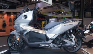 EZI Hypemax – Το ηλεκτρικό maxiscooter που «έκλεψε» την παράσταση στην ...